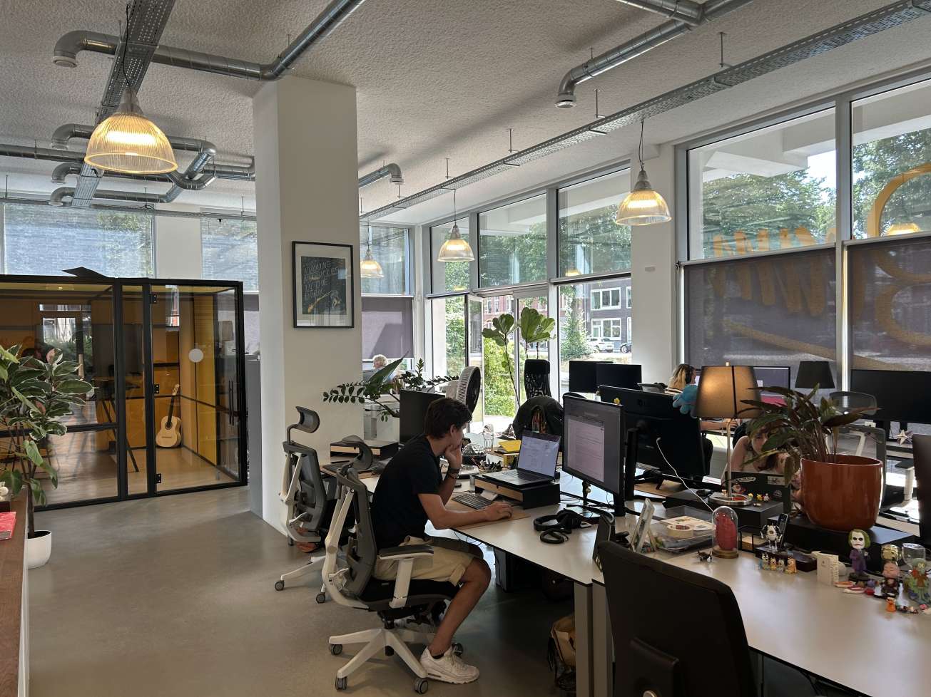 Aangeboden: bureau-werkplekken voor diverse creatieven - DePlaatsmaker